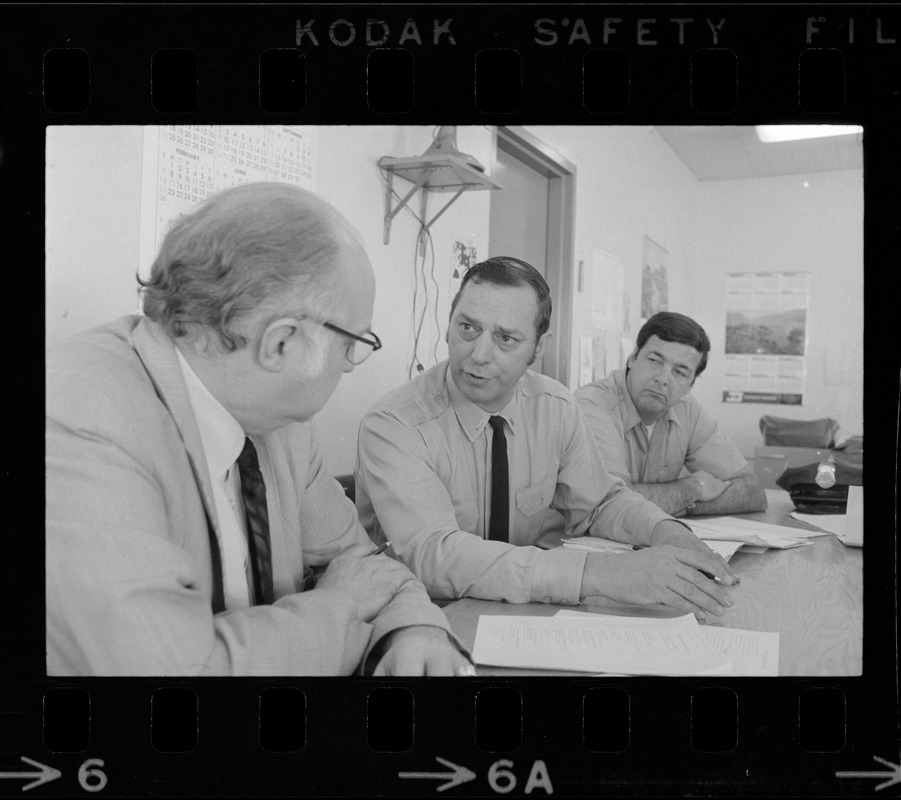 Sunday Advertiser reporter Jim Morse (far left) conducts exclusive ...