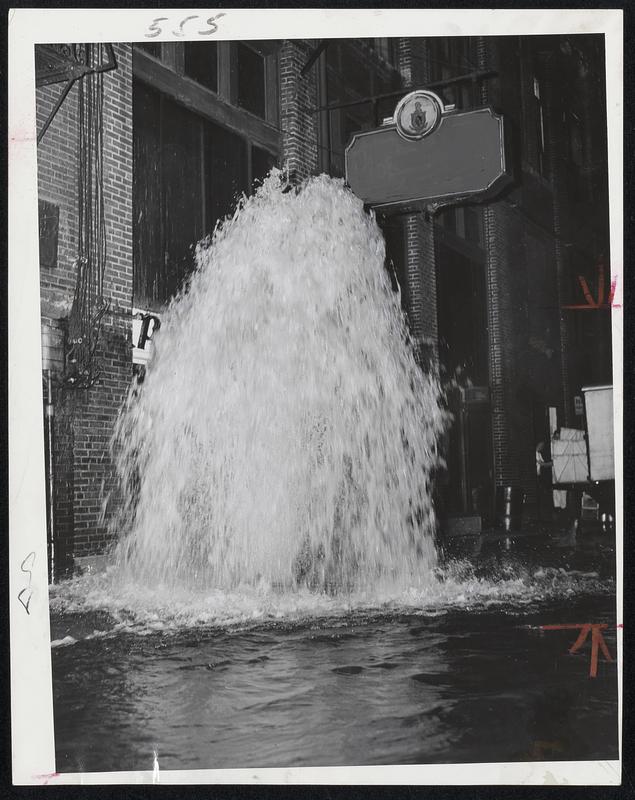 Geysers from broken fire hydrant spurts 15 feet in air, flooding part ...