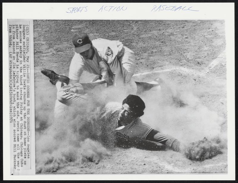 Davis Scores for the Dodgers -- Los Angeles Dodgers outfielder Willie ...
