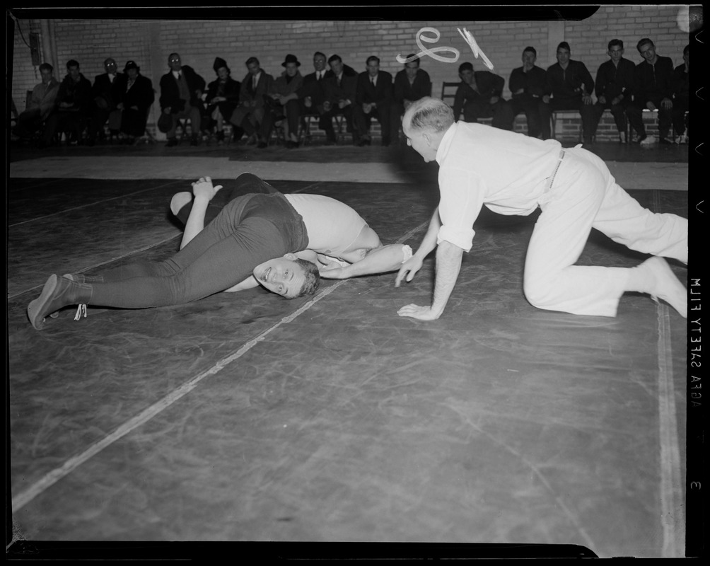 Referee ready to count out pin - Digital Commonwealth