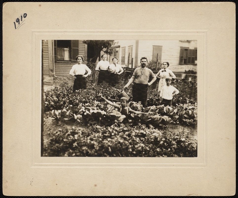 Lithuanian family of Petras Umpa - Digital Commonwealth