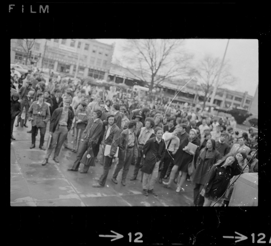 Crowd at rally in support of SDS members at Harvard - Digital Commonwealth