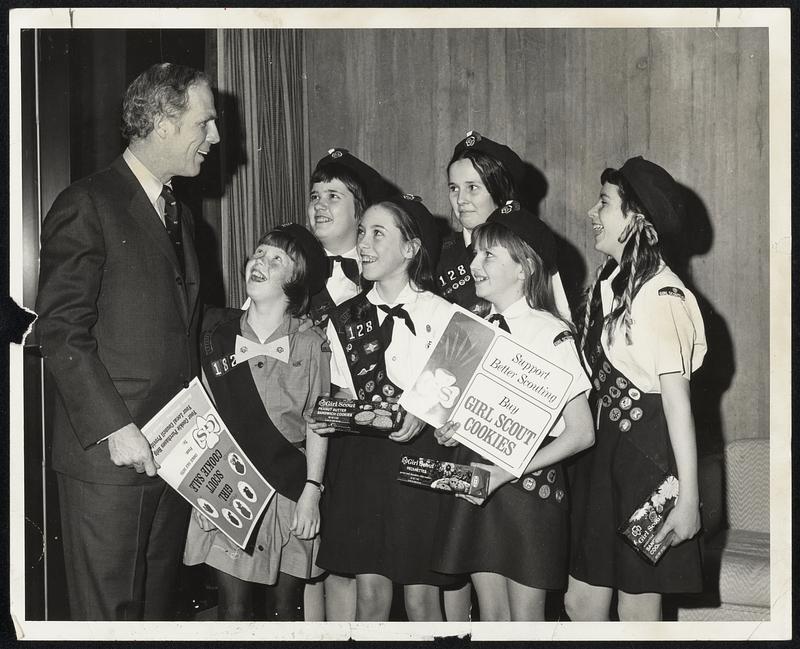 At City Hall, Boston Girl Scouts treat Mayor Kevin White to a taste ...