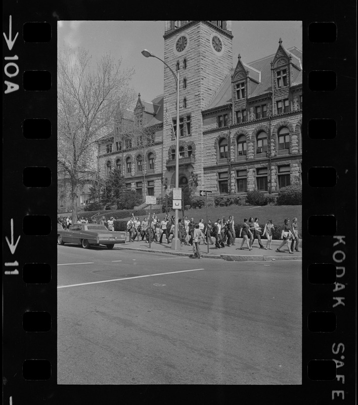 Anti-war march in Cambridge - Digital Commonwealth