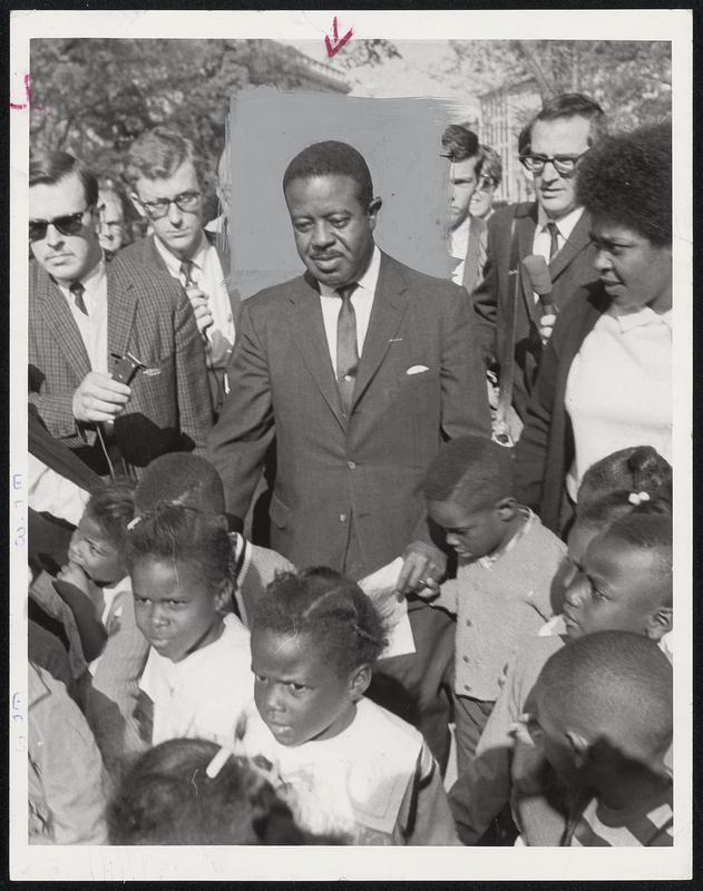 The Rev. Ralph Abernathy joins pickets protesting slash in Head-Start ...