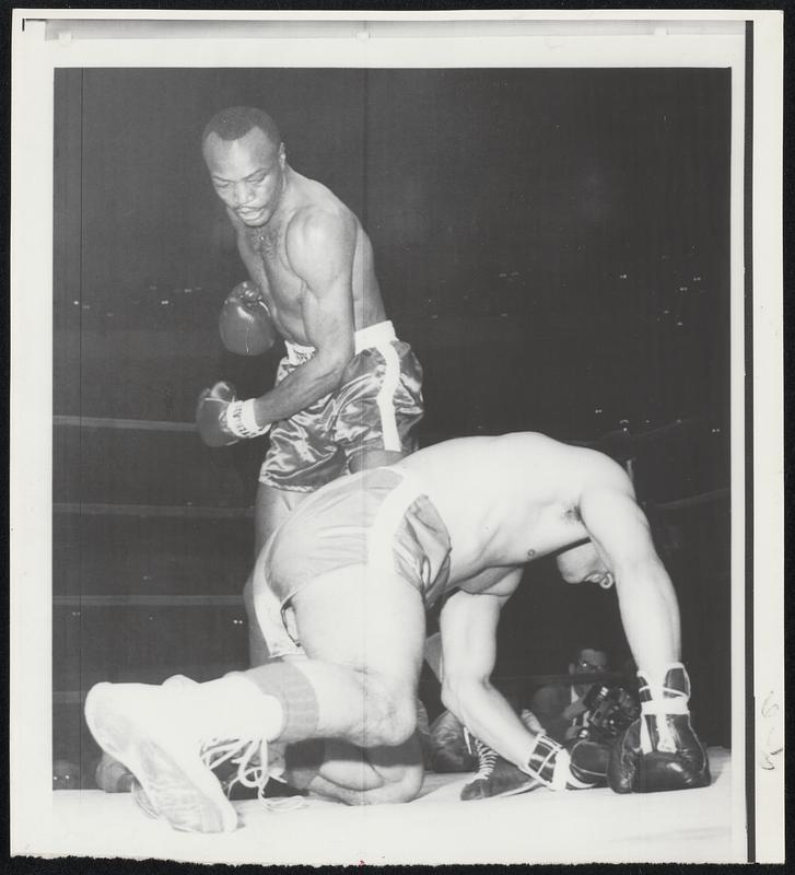 Light heavyweight champion Bob Foster knocks Frank DePaula to the ...