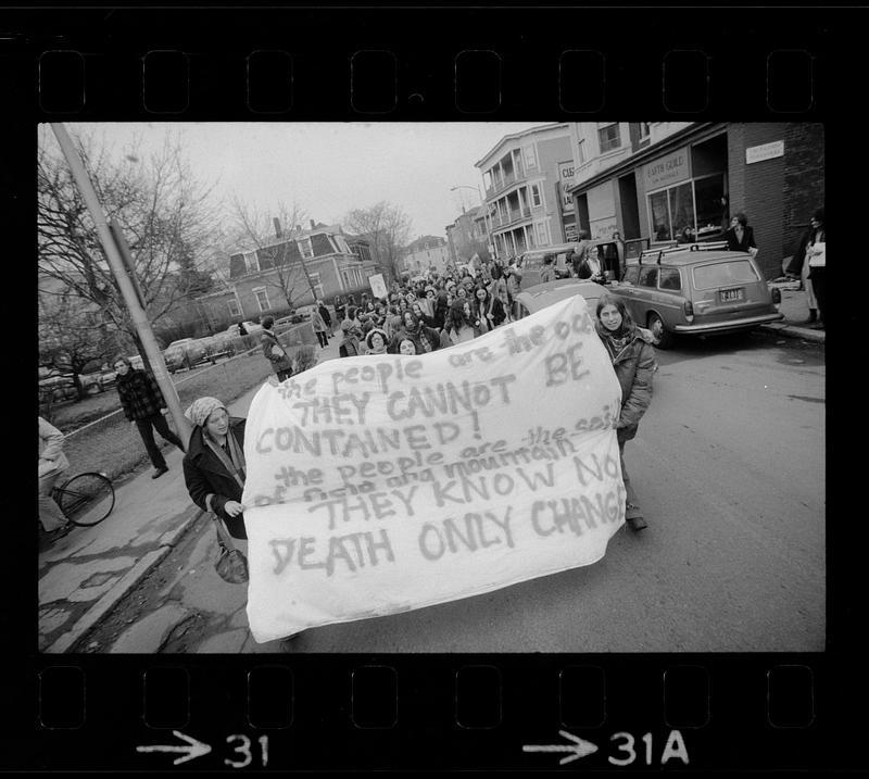 Feminist parade marchers, Putnam Avenue, Cambridge - Digital Commonwealth