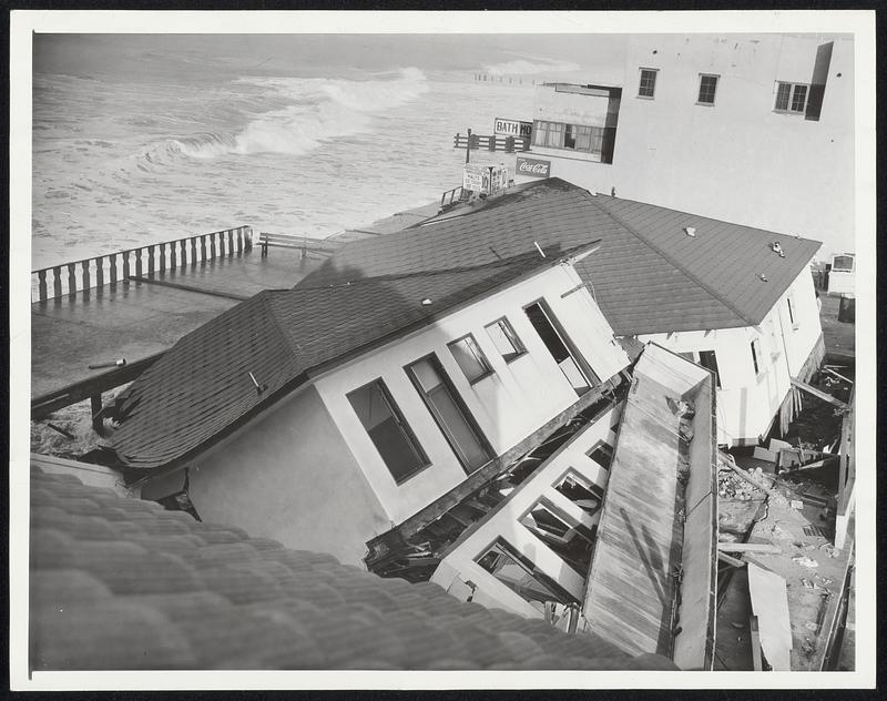 Giant Waves Wreck Beach Homes Ocean waves pounding Los Angeles beaches ...