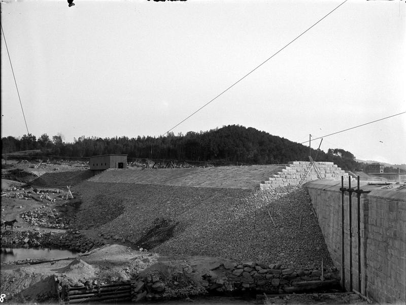 Red Bridge - Upstream face of dam embankment showing gatehouse ...