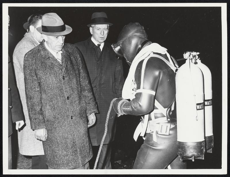 Captain Snauger, Cambridge Police Dept, Det. Cloran, and skin diver Al ...