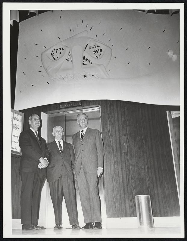 Dedicate Bas-Relief--Noted sculptor George Aarons, center, of ...