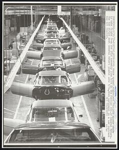 Pontiac, Mich: With doors opened, engineless Pontiacs appear ready to ...