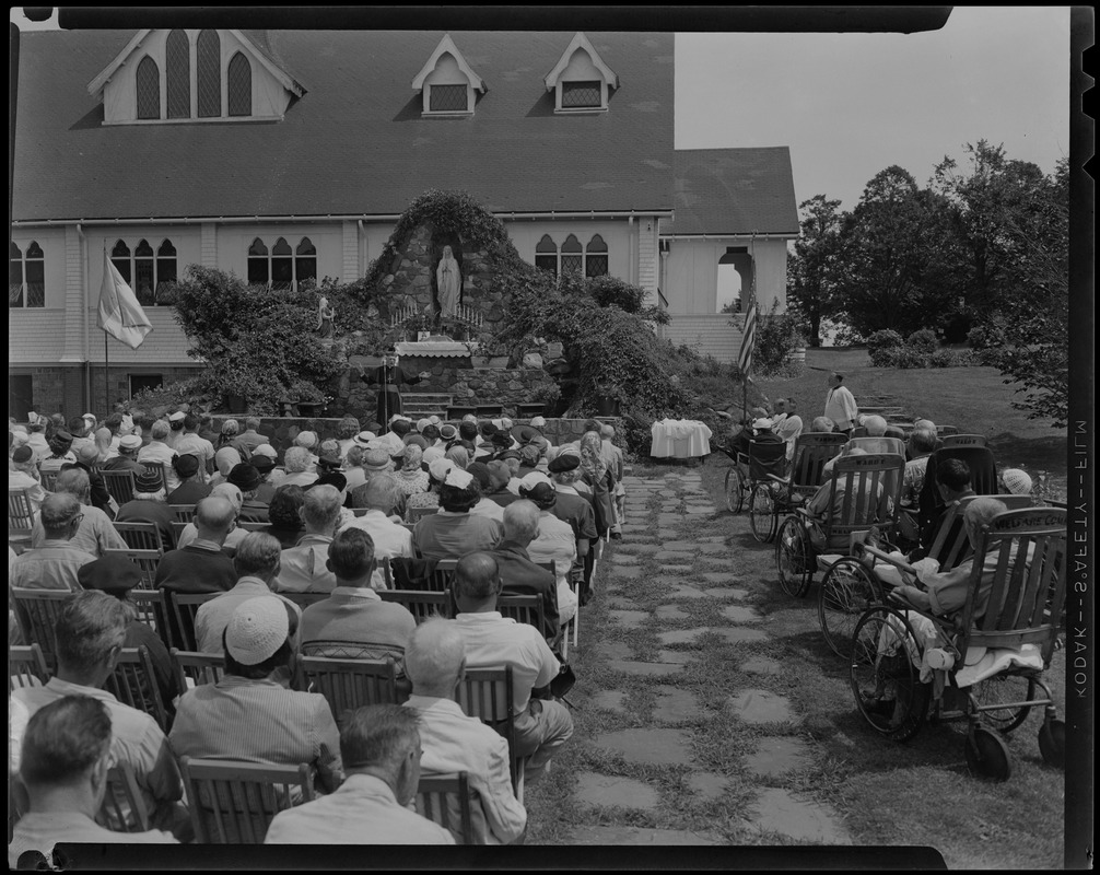 Outdoor Mass, seen from the back - Digital Commonwealth