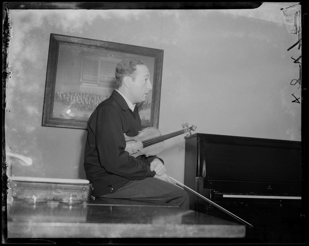 Heifetz with his violin after the rehearsal at Symphony Hall - Digital ...